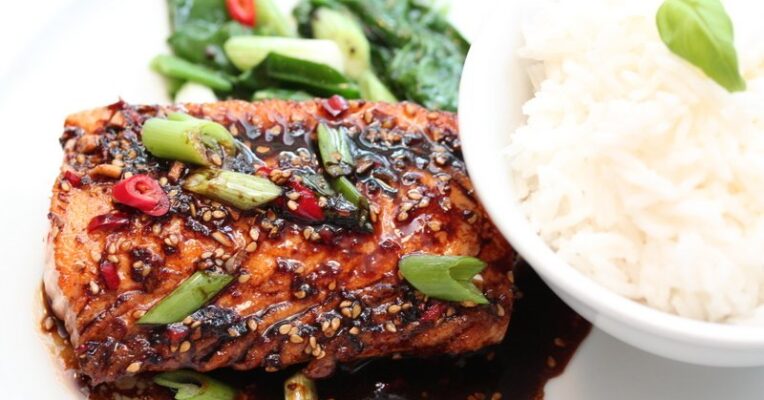 Posjert laks på kremet ris og grønnsaker og soyasmør – Matgledekorpset